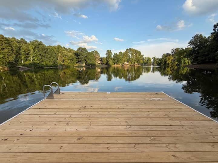 Joebob's Lakefront Cottage, Beach, Dock, Firepit - Belmont, NC
