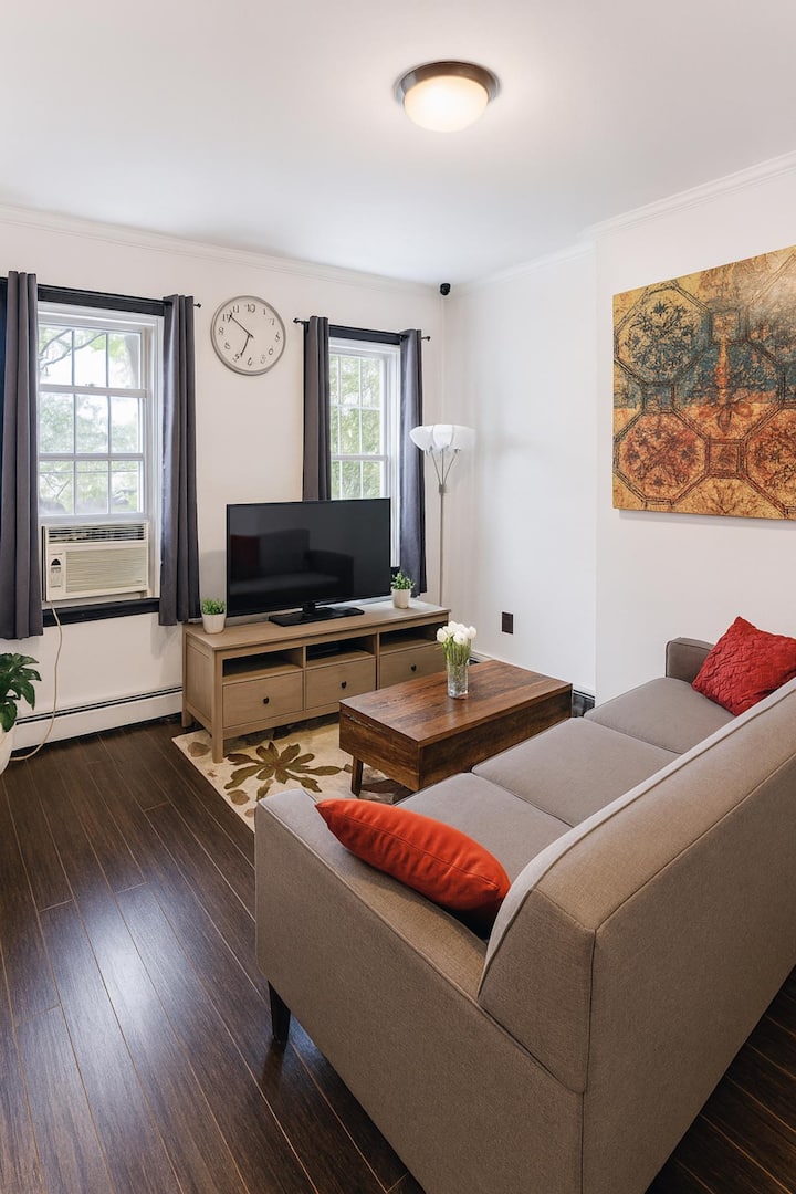 *Private Full Suite-next To Multiple Subway Lines* - New York City