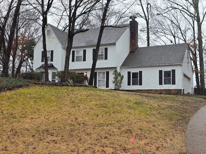 Modern Home: 5 Bedrooms + Bonus Room - Lakeland, TN