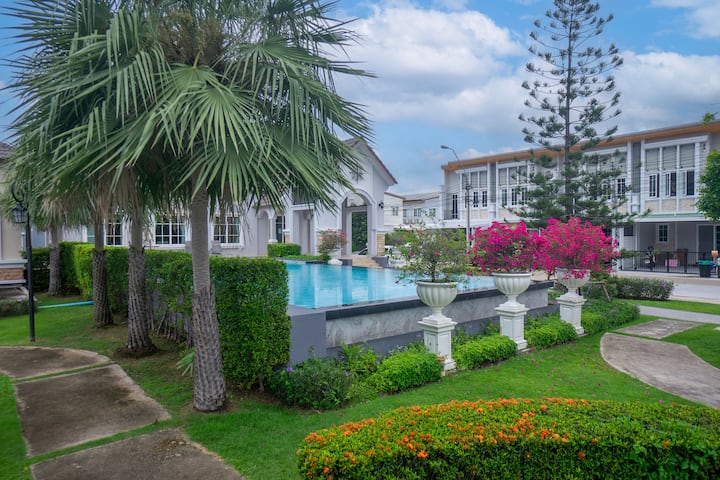 Sleeps 13+pool Access+near Fashion Island+1000mbps - Bang Khen