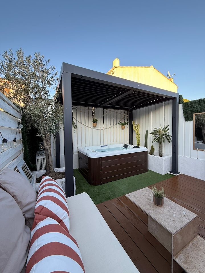 Jacuzzi Privé & Cinéma • Maison Romantique - Marseillan