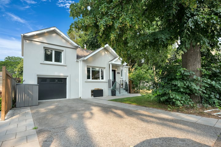 Sunnylea Gem By Park | Hot Tub - Toronto