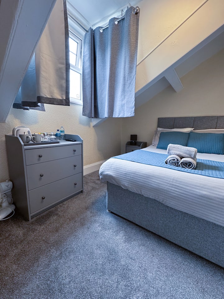 Cosy Eaves Double With Private En-suite - Windermere