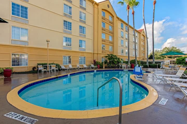 La Quinta Orlando | 1 King | Free Shuttle & Bfast - Orlando, FL