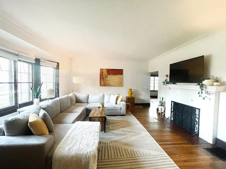 Spacious Heritage Hill Suite / Back Yard, Parking - Grand Rapids, MI