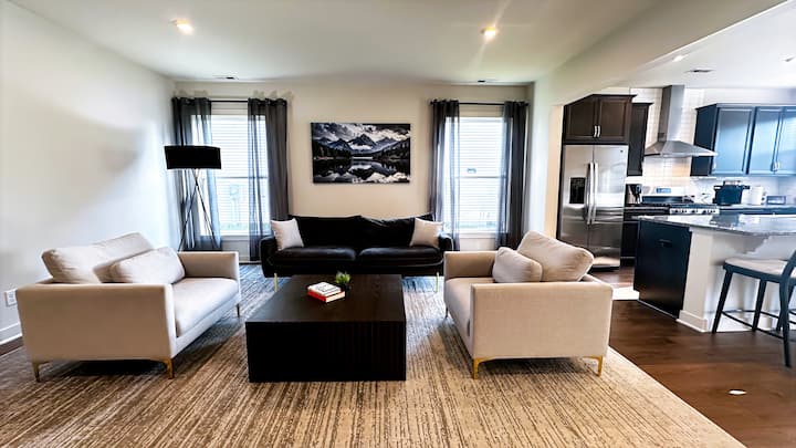 Modern & Spacious + 20% Off! King Beds & Workspace - Owensboro, KY