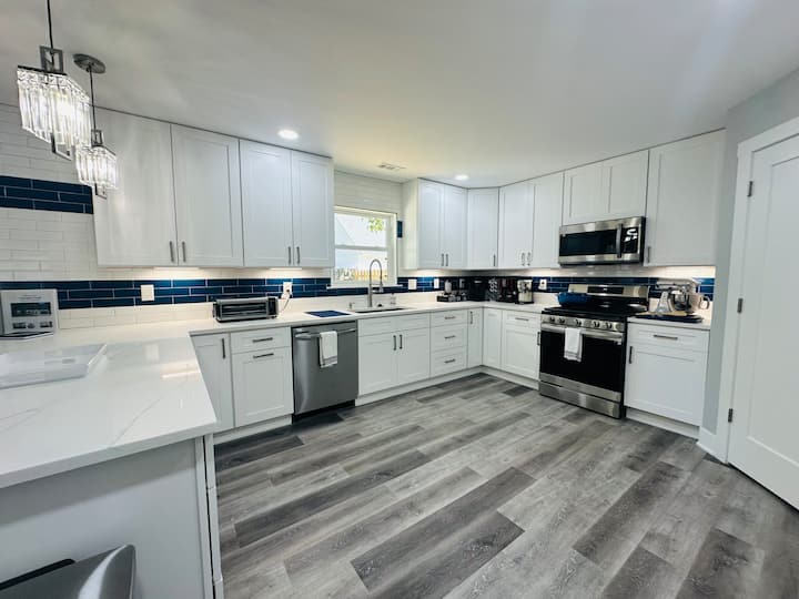 New! Big Fall Retreat Luxury 4-5br Home Ev, Patio - Willoughby, OH