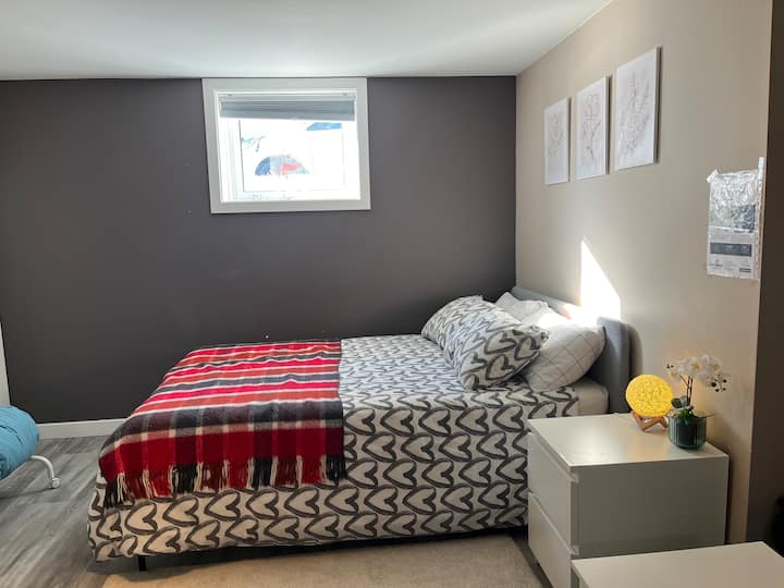 Cozy Private Suite /Free Parking | Self Check-in - Winnipeg