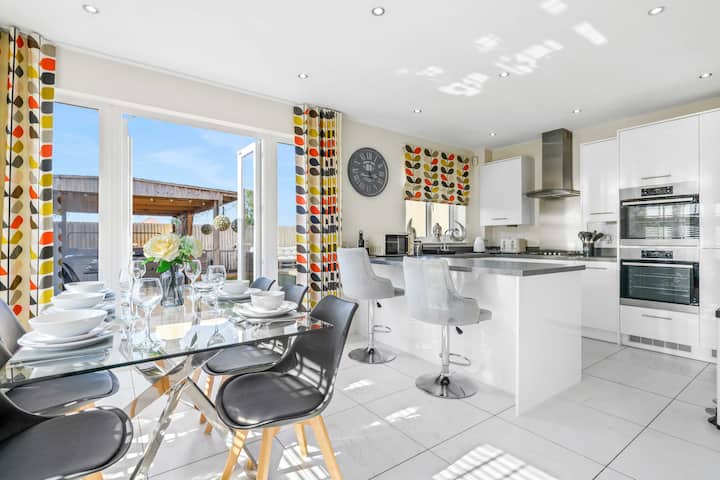 3 Bed Hottub House Donington -Ema- Free Parking - East Midlands Airport (EMA)