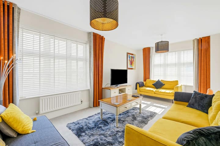 Luxe 3br Hot Tub House | Near Donington Park & Ema - East Midlands Airport (EMA)