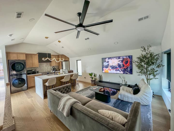 Prime Designer Retreat W Patio | Fire Pit |Parking - Englewood - Chicago