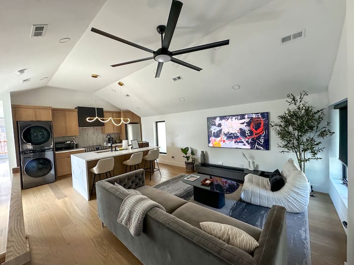 Designer Retreat 2br W Fire Pit & Fast City Access - Chicago