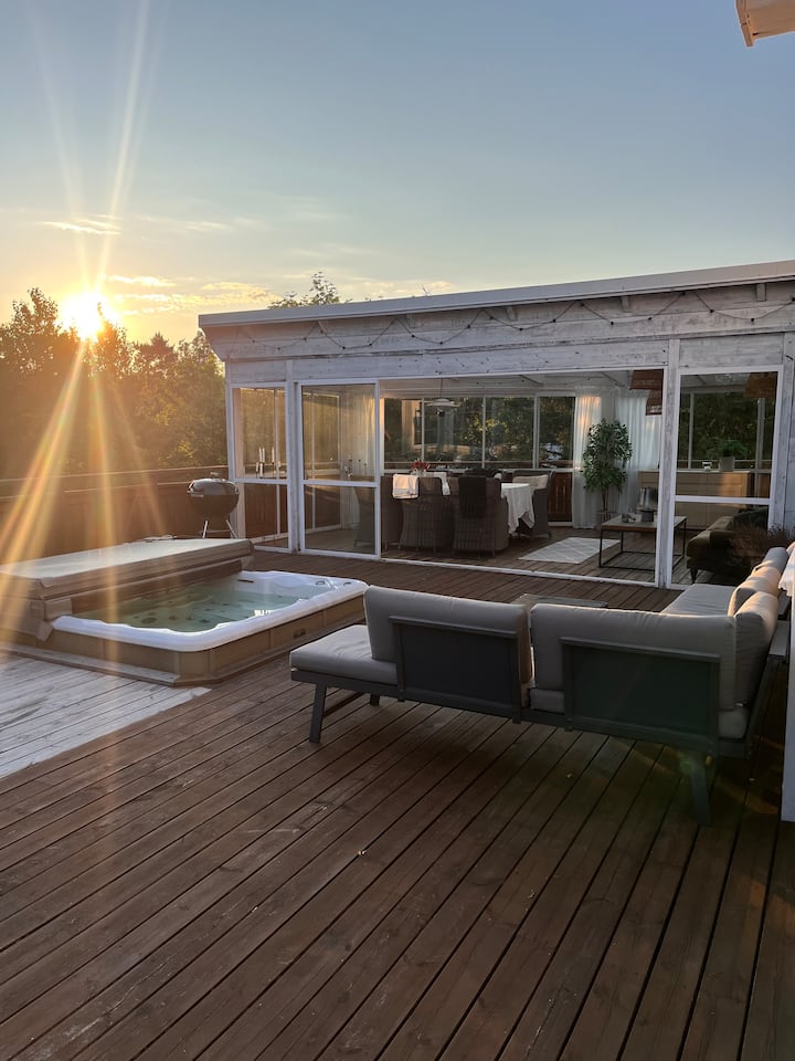 Hus Med Uterum Och Spabad - Stockholm