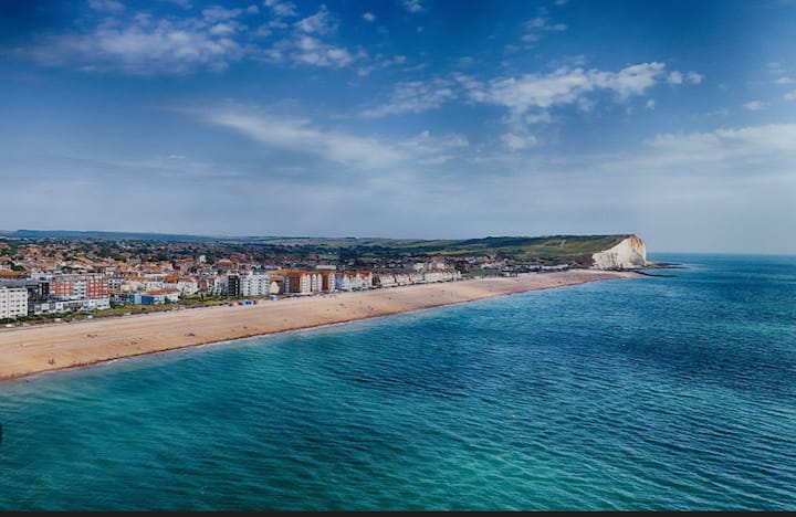Beachside Bliss: 1 Bed Apartment With Parking! - Seaford