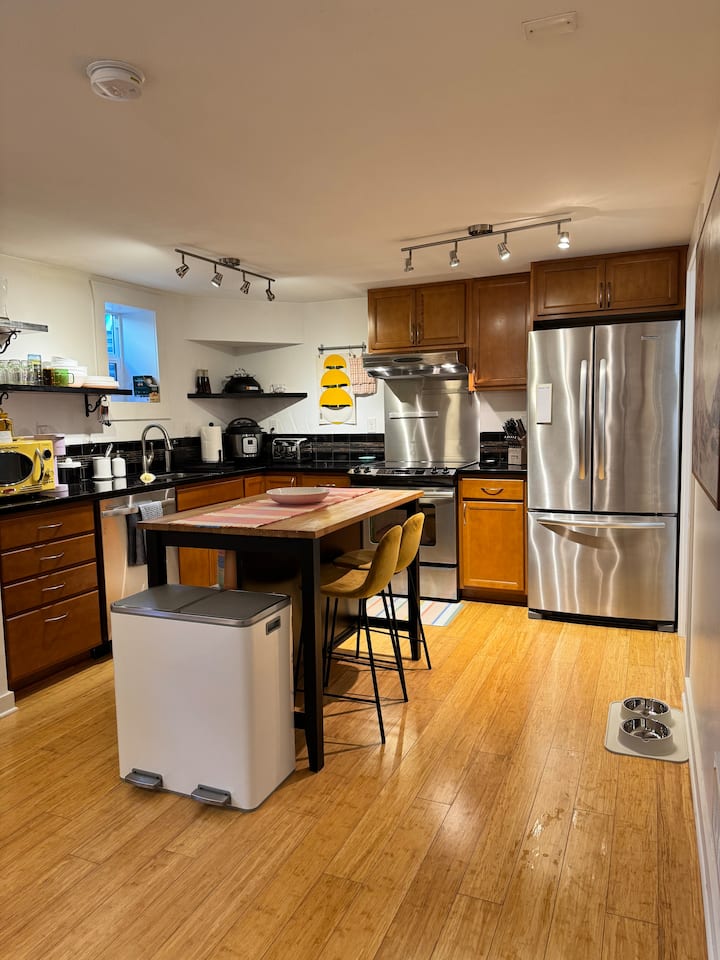 Spacious, Cozy Basement Apartment (Private Entry) - 포틀랜드