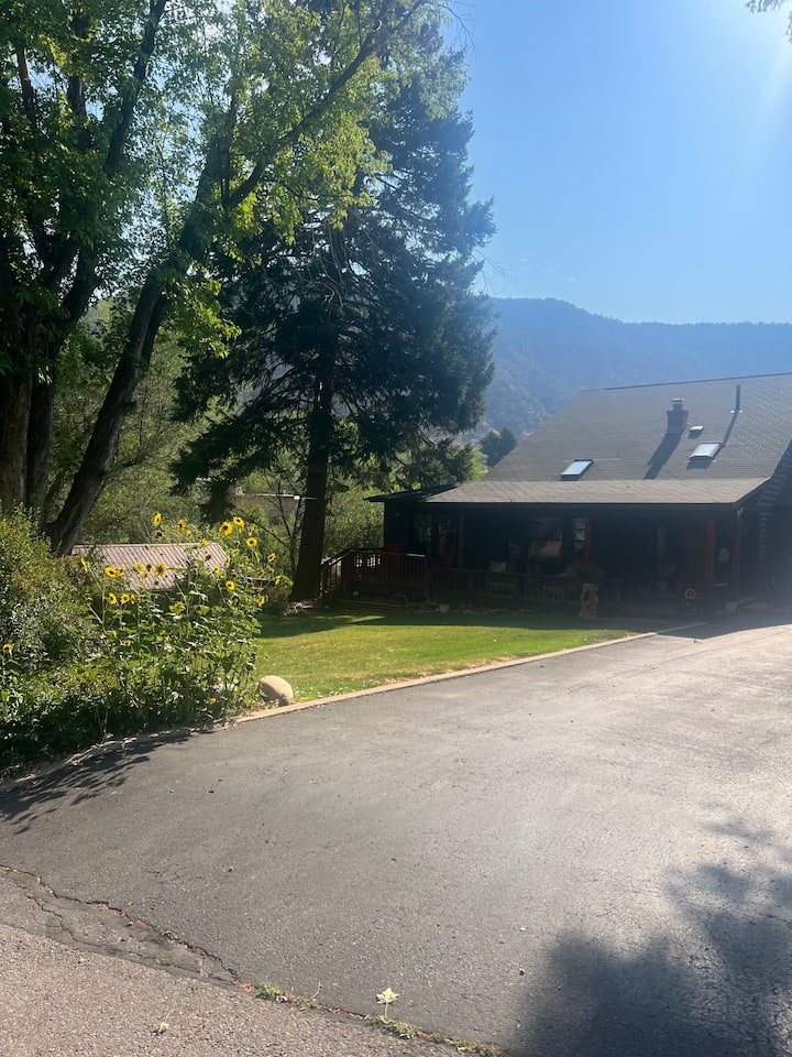 Cabin Riverfront View And Access - Glenwood Springs, CO