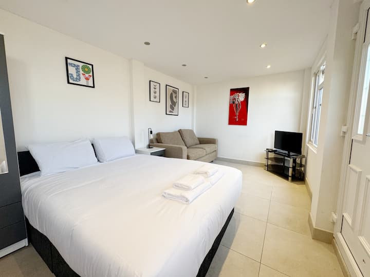 Comfy London Studio – Ideal For Couples & Families - Uxbridge