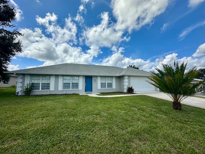 Deltona Getaway 3br/2ba Home + King Suite & Office - Orange City, FL