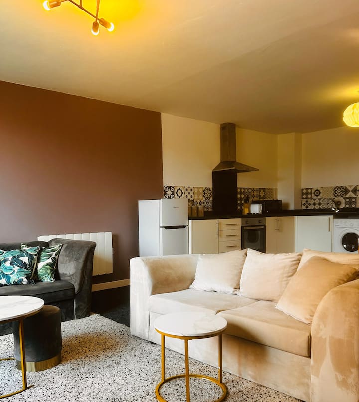 Salford Quays: Free Parking And Local Tram Stop - Salford