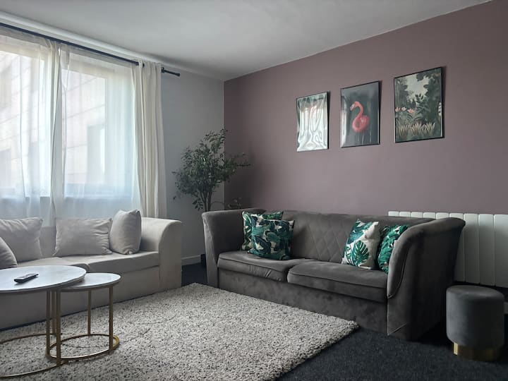 Salford Quays: Free Parking And Local Tram Stop - Manchester