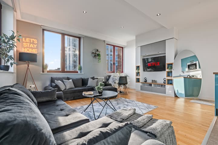 Spacious Central Leeds Sleeps 9 - Leeds