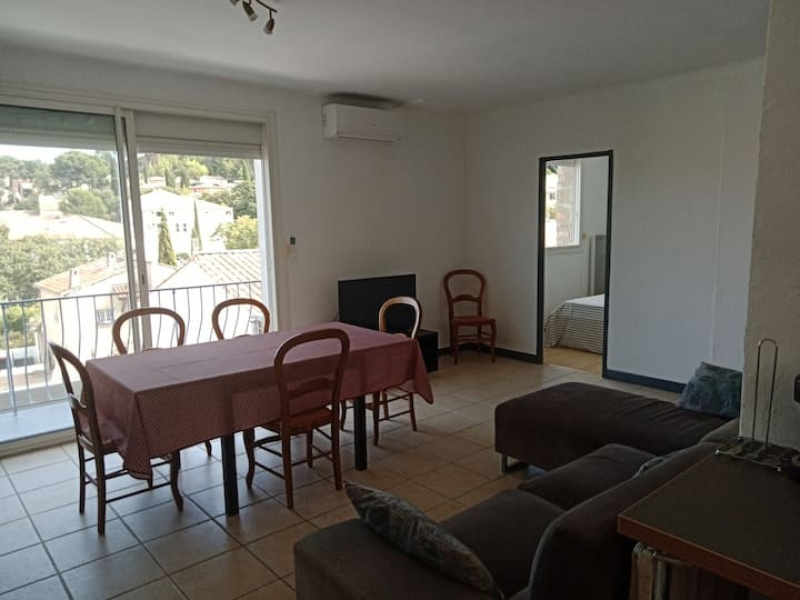 Calme Et Lumineux
Proximité Mer , 5 Mn En Voiture. - Hyères