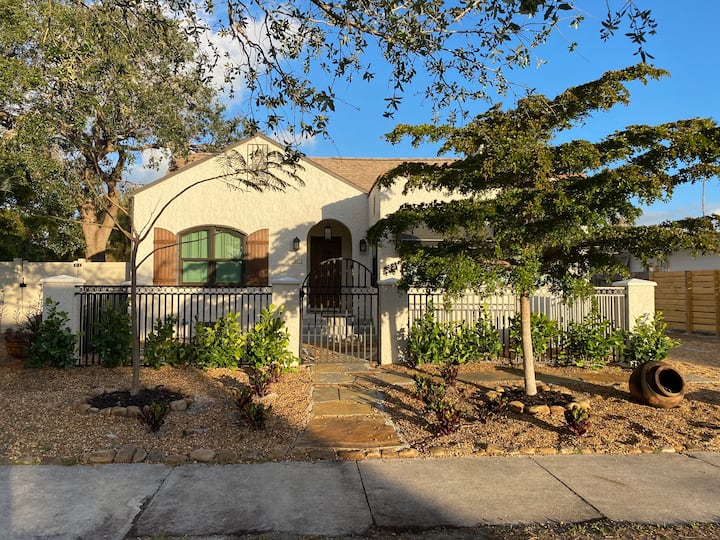 Quaint Historic Cottage On Venice Island - Venice, FL