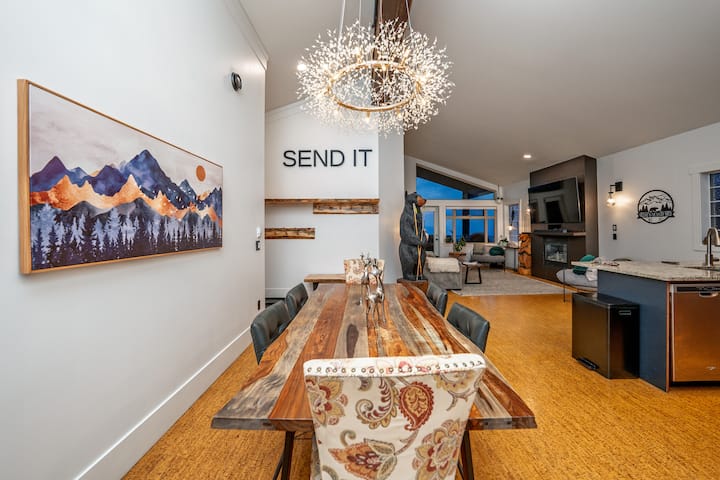 Penthouse With Private Hot Tub - Big White Ski Resort, BC