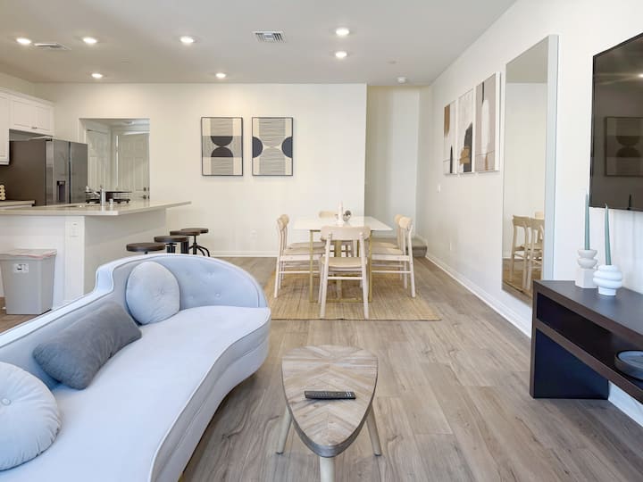 30%off Modern Townhouse Central Location - Ontario, CA