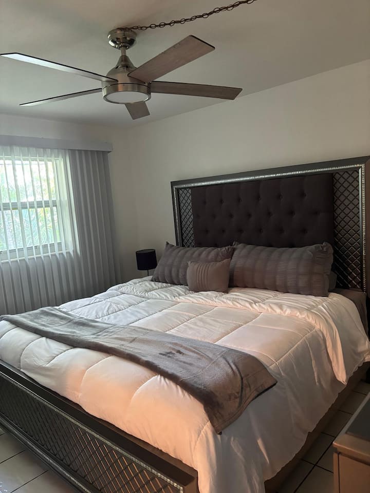 Spacious Beach Stay, Near Ocean +Parking+wifi #208 - Pompano Beach, FL