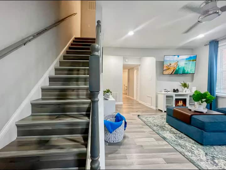 Modern Rowhome W/ Gated Parking - Washington, DC