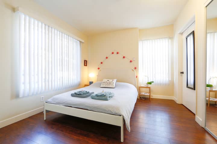 Beach Escape On Shore With Parking & Bikes - Santa Monica, CA