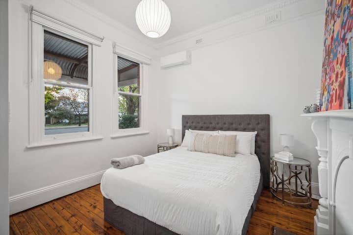 Best St Retreat • So Central - Wagga Wagga