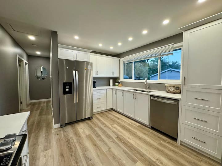 Cozy Modern Main Floor W/ Private Entrance - Regina