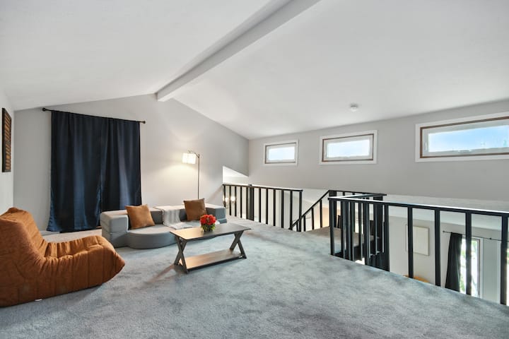 Stylish 2br Loft • Near Isu, Hospitals & Downtown - Bloomington, IL