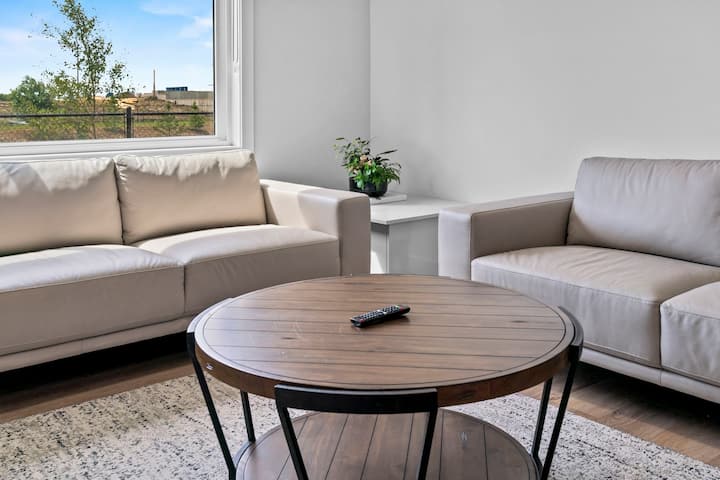 2br Suite Near Yeg Free Parking + Self Check-in - Alberta