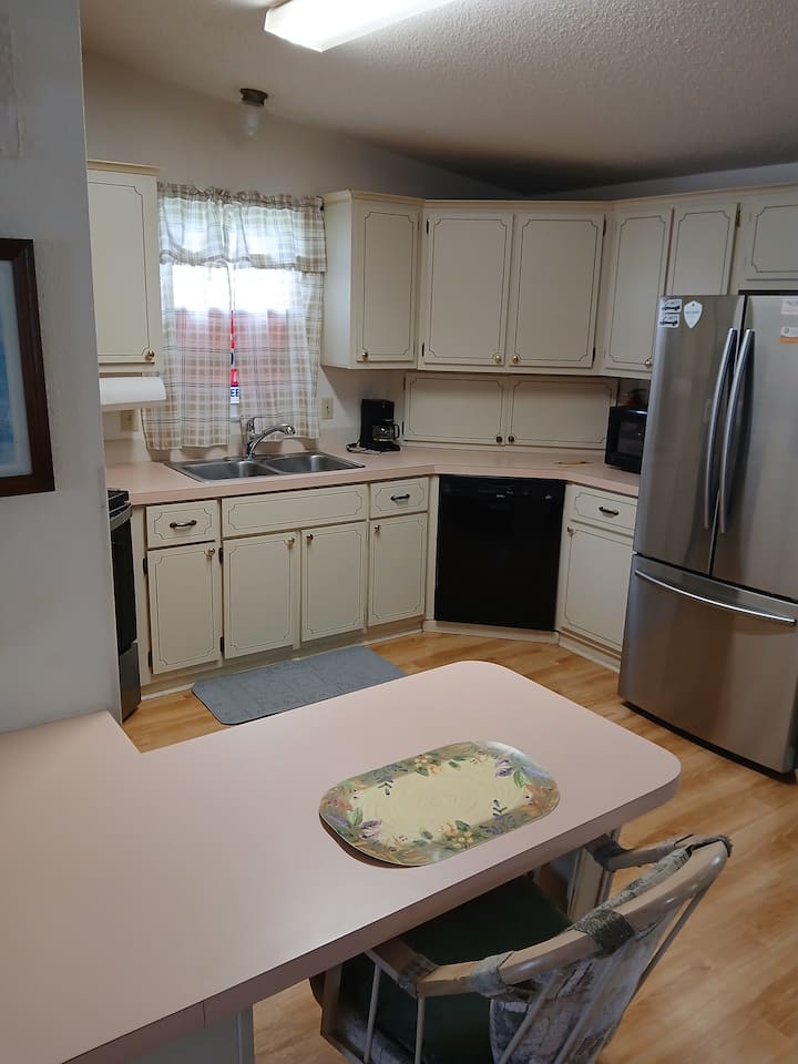 House Blocks To 441 And Shopping - Lake Weir, FL