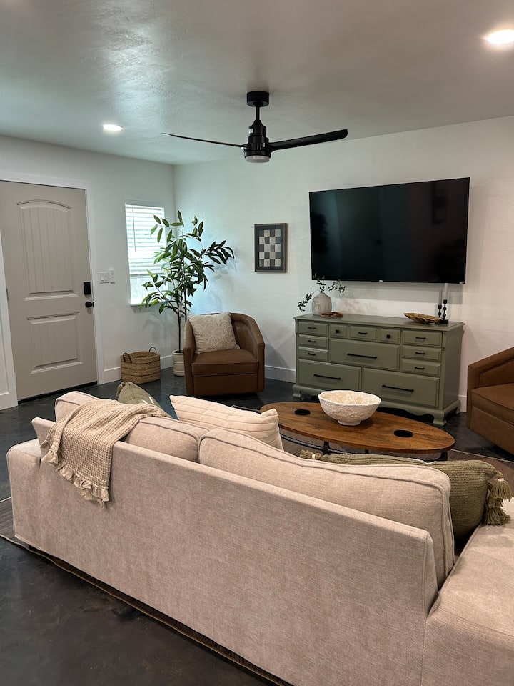 The Private Bungalow - Bakersfield, CA