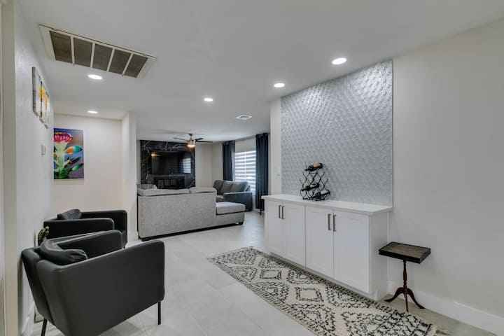 New Modern 5 Miles From Strip - Las Vegas, NV