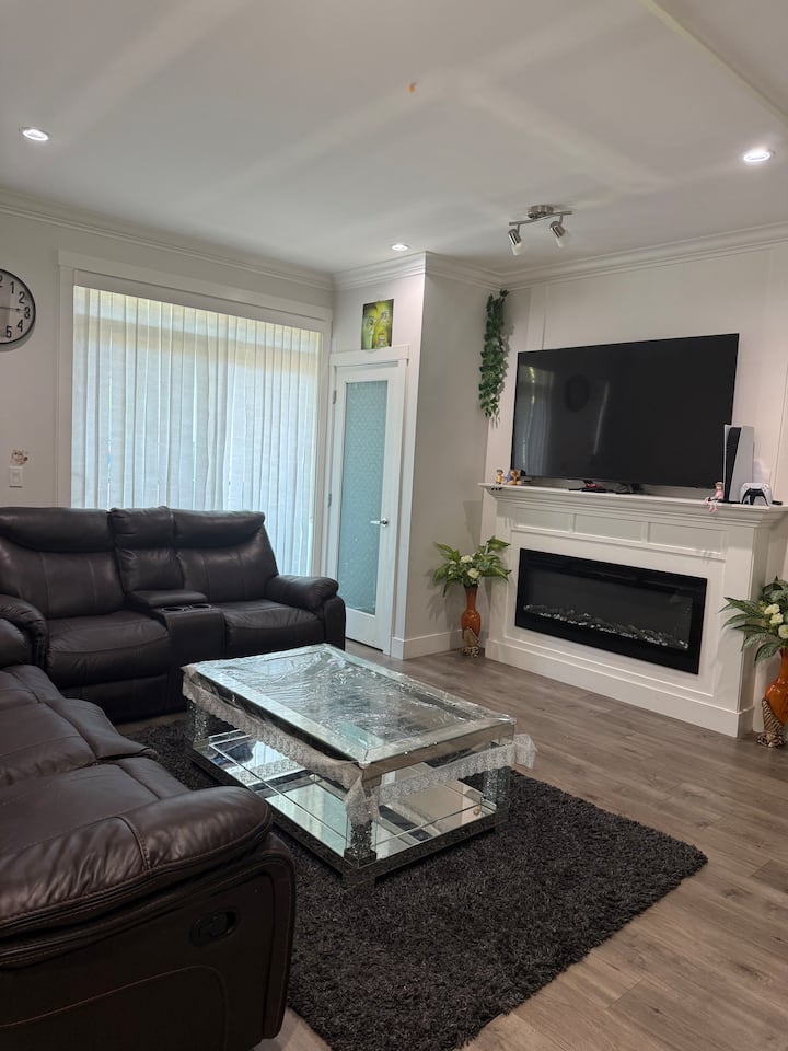 Entire Home In Surrey Bc - ラングリー