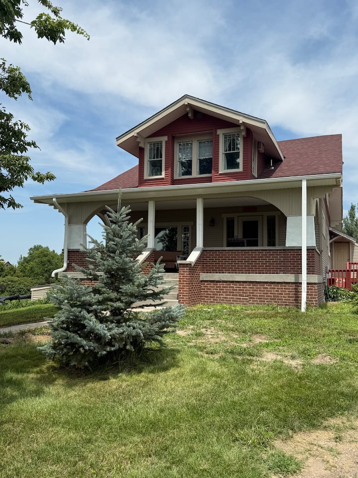 Andy's Guest House +Seasonal Cabin, Pond Sleeps 14 - Nebraska