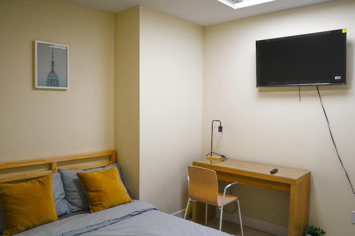 Quiet Bedroom With Unique Skylight In Toronto - Toronto