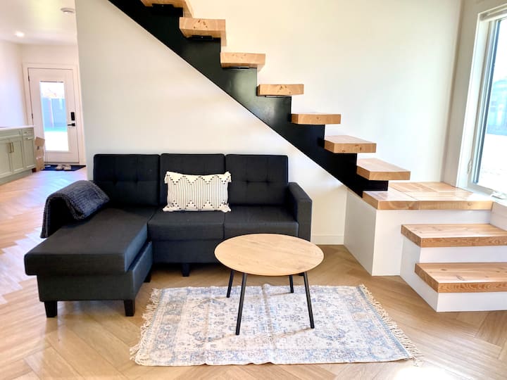 Modern Home In Historical Fort Macleod - Macleod