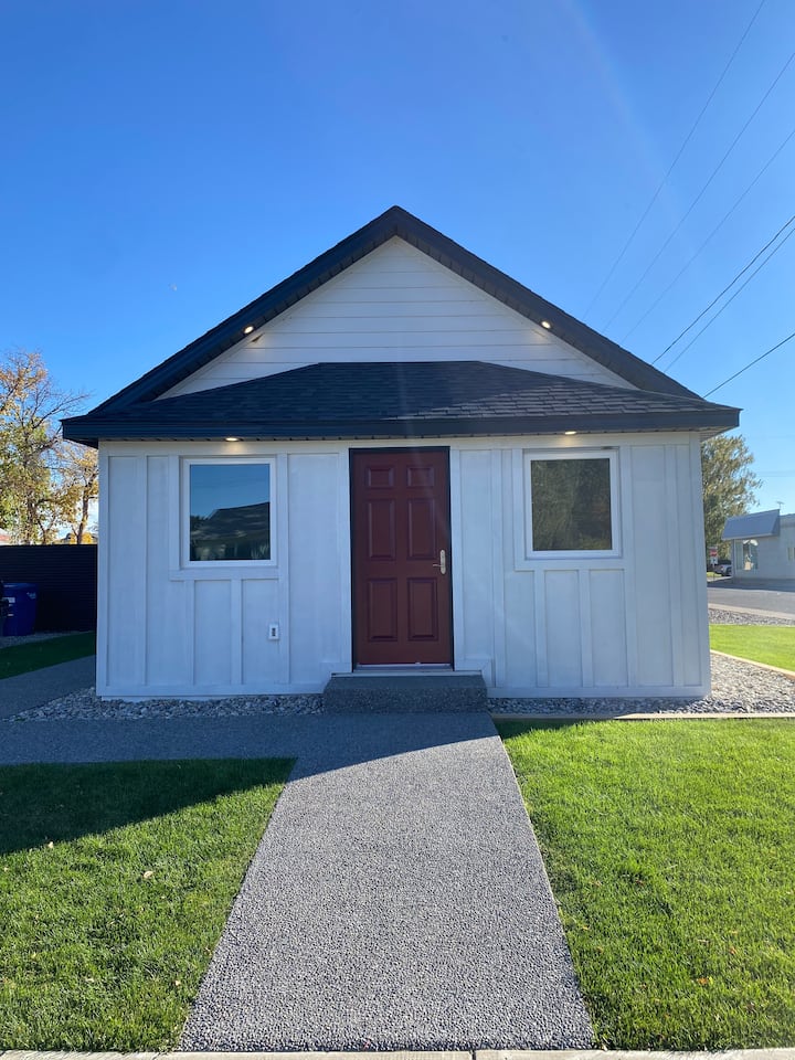 Modern Home In Historical Fort Macleod - Macleod