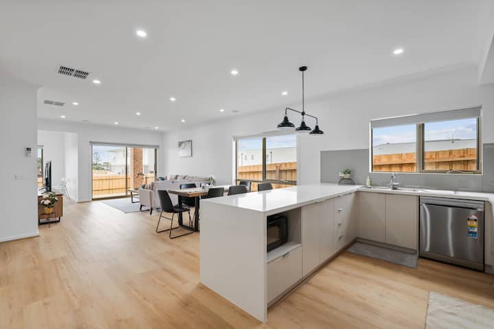 Modern Family Home Near Phillip Island, San Remo - San Remo