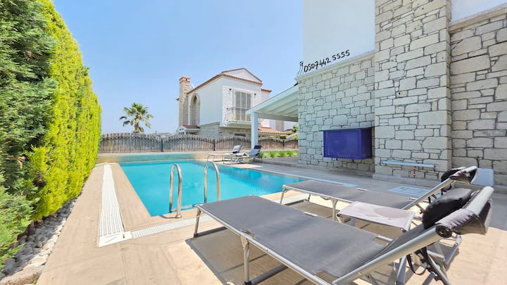 ÖZel Havuzlu Müstakil Villa Mor - Alaçatı