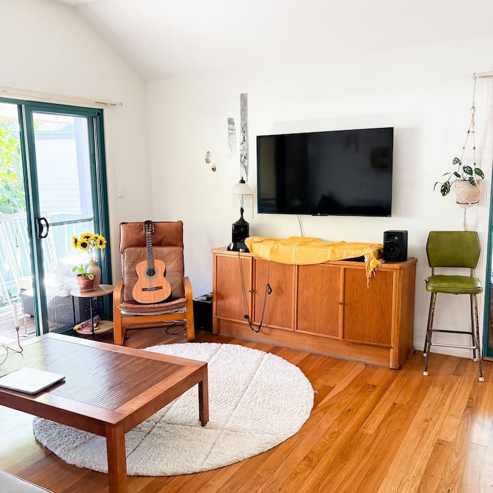 Bright & Cosy Tree House Apartment - Byron Bay