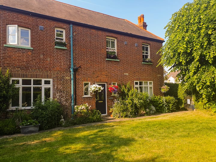 The Lodge Stanwell, Heathrow - Staines-upon-Thames