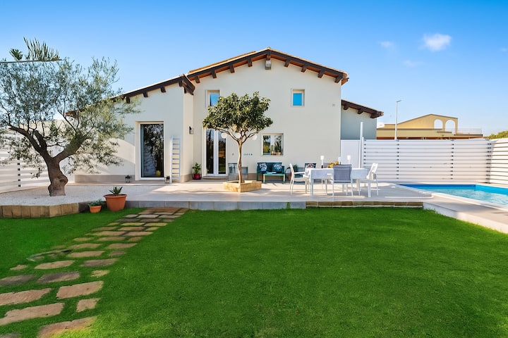 Charming Family Getaway With Pool Near Beaches - Avola