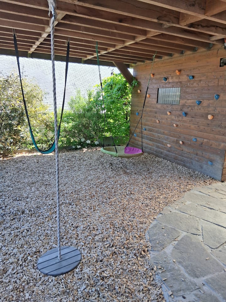 Chambres Dans Maison Familiale Et Grand Jardin - Ciney